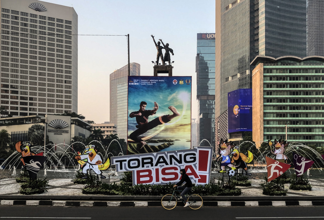 Maskot PON XX Papua Hiasi Bundaran HI Jakarta - Medcom.id