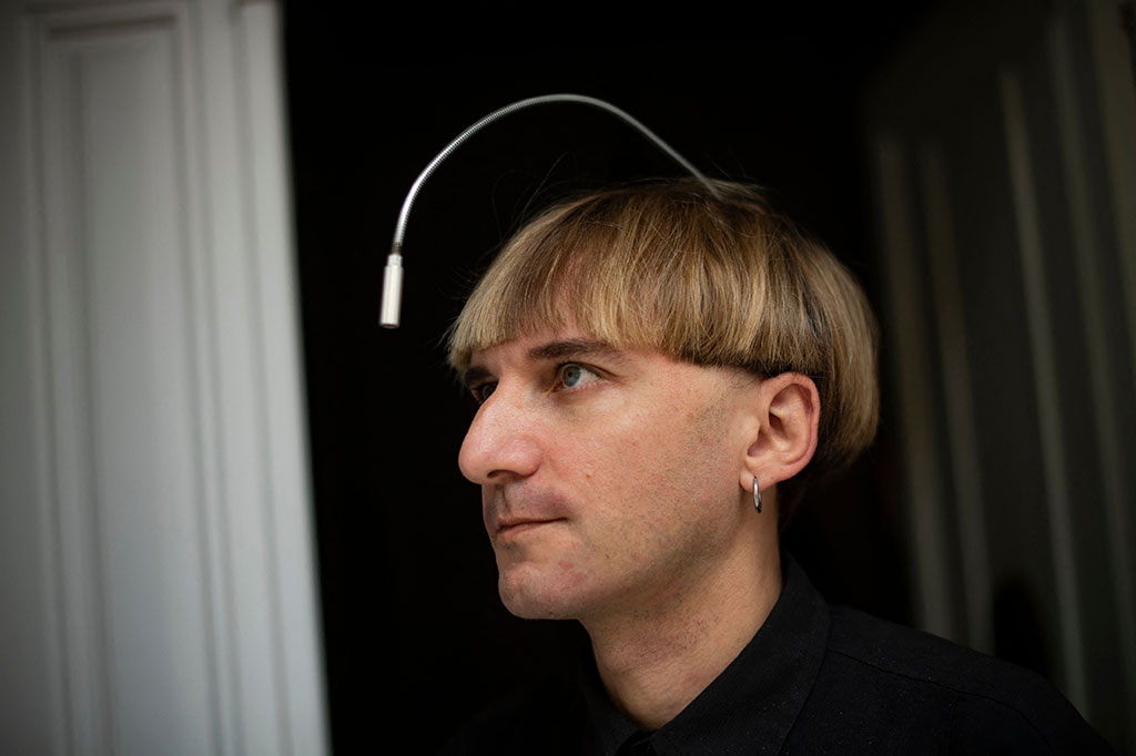 Perkenalkan, Neil Harbisson, Pria dengan Antena Tertanam di Kepala ...