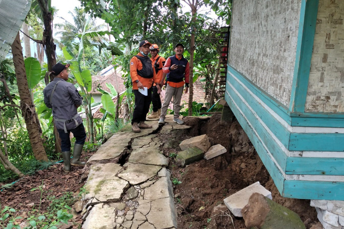 Pergerakan Tanah di Desa Sukajadi Cianjur, 6 Rumah Rusak dan Belasan ... Pergerakan Tanah di Desa Sukajadi Cianjur, 6 Rumah Rusak dan Belasan ...