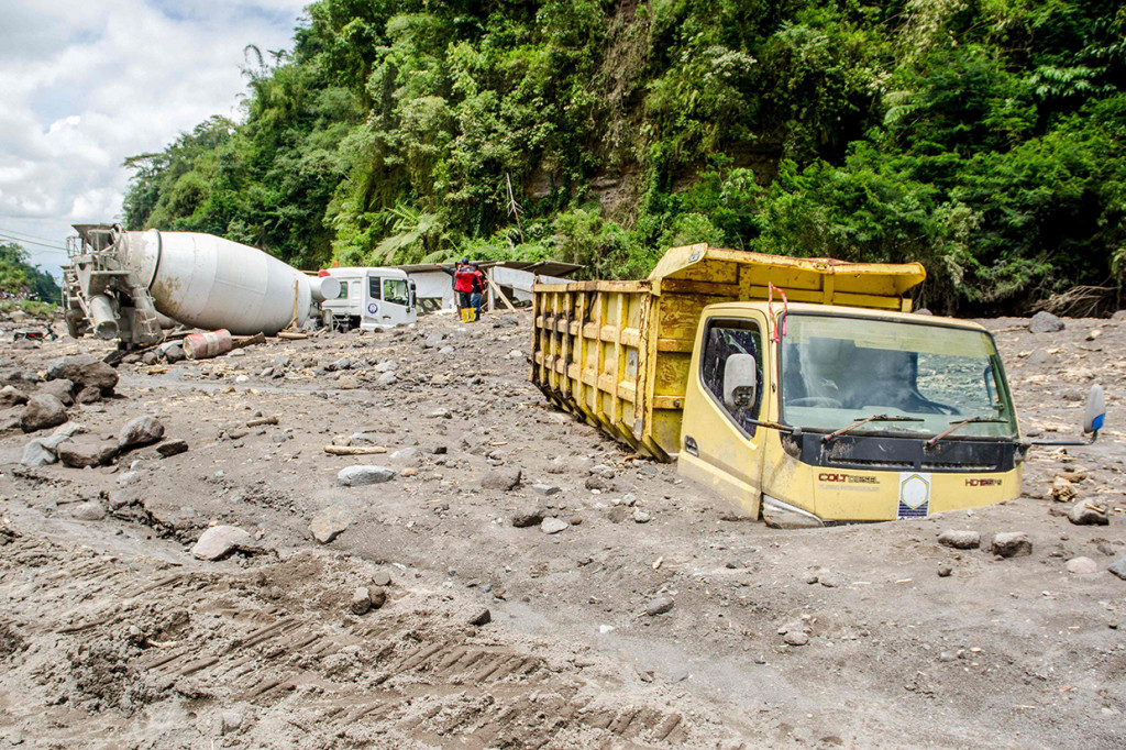 Penampakan Truk Terseret Lahar Hujan Gunung Merapi, Sopir Hilang