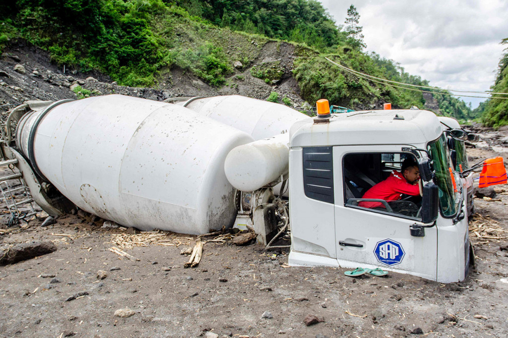 Penampakan Truk Terseret Lahar Hujan Gunung Merapi, Sopir Hilang