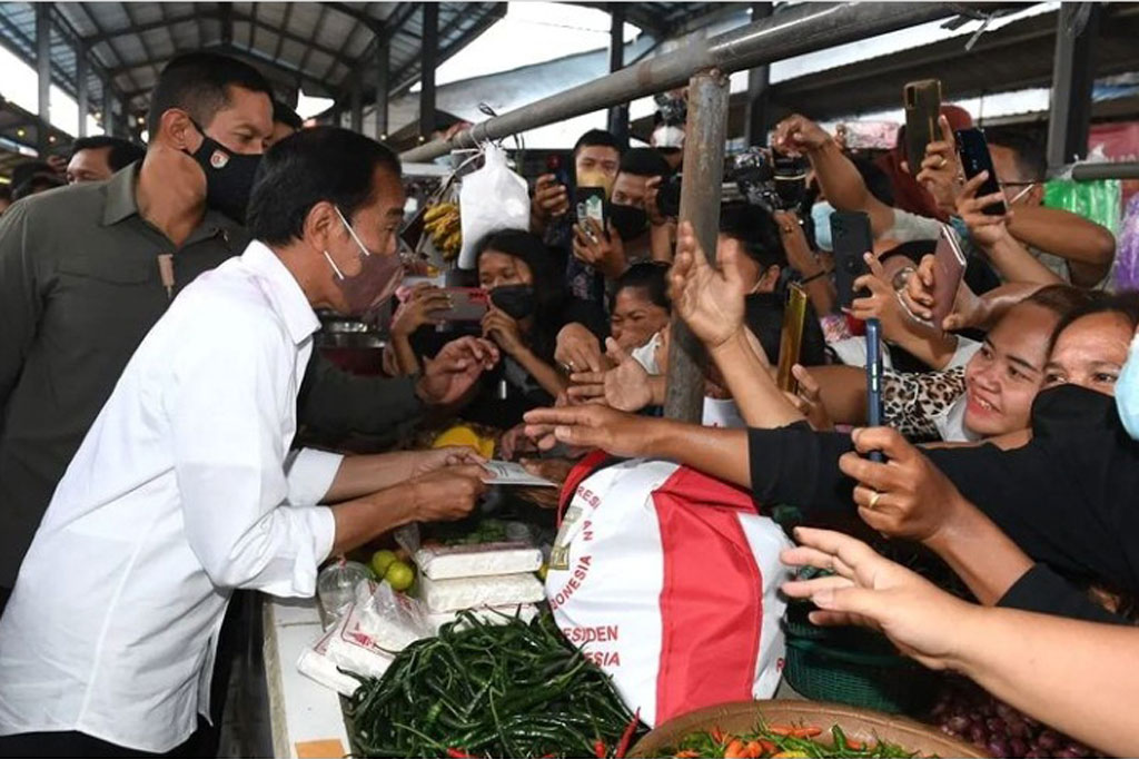 Momen Jokowi Bagikan Bantuan Modal untuk Pedagang Pasar Kebun Lada