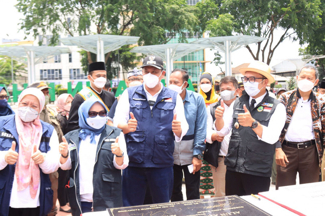 Momen Ridwan Kamil Resmikan Alun Alun Kota Bekasi Dan Bagi Bagi Sepeda