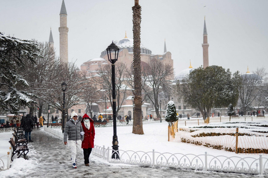 Foto: Istanbul Diselimuti Salju Tebal, Transportasi Terganggu