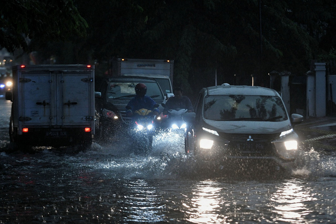 Hujan Deras Banjir Genangi Jalan Cempaka Putih Raya Jakpus