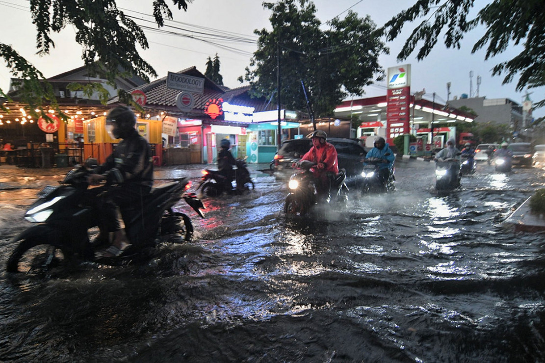 Hujan Deras Banjir Genangi Jalan Cempaka Putih Raya Jakpus