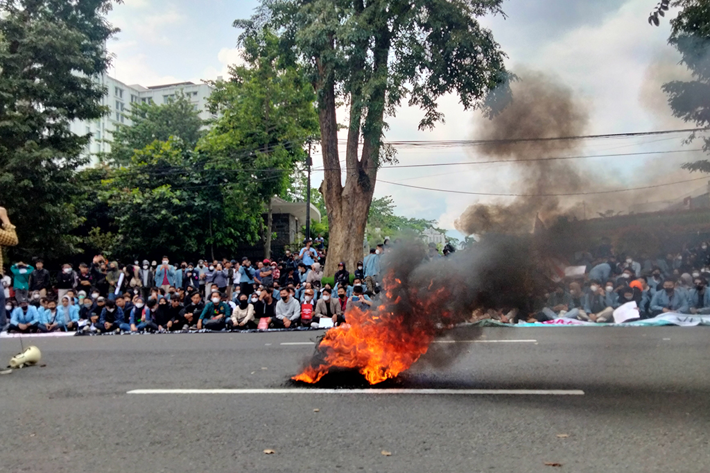 Demo 11 April, Mahasiswa Bandung Bakar Ban Bekas di Depan Gedung Sate Demo 11 April, Mahasiswa Bandung Bakar Ban Bekas di Depan Gedung Sate