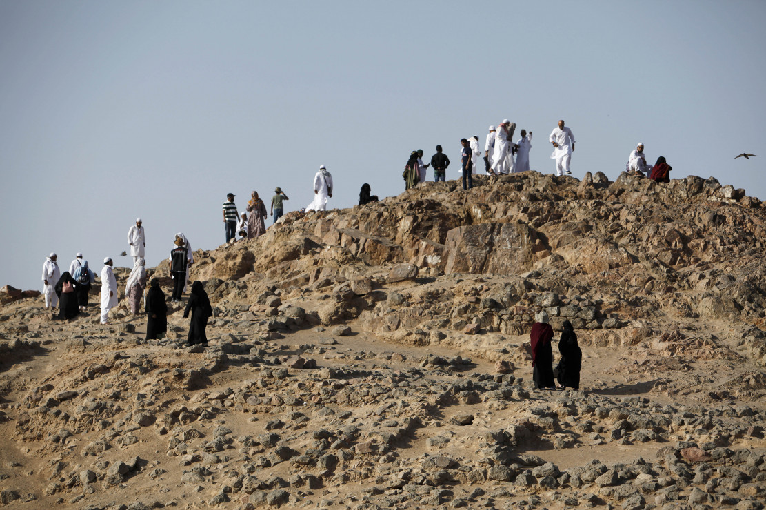 Ziarah ke Makam Syuhada di Jabal Uhud