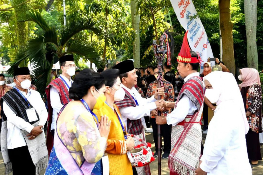 Hadiri Puncak Peringatan Harganas ke-29, Jokowi Diberi Tongkat Balehat Raja