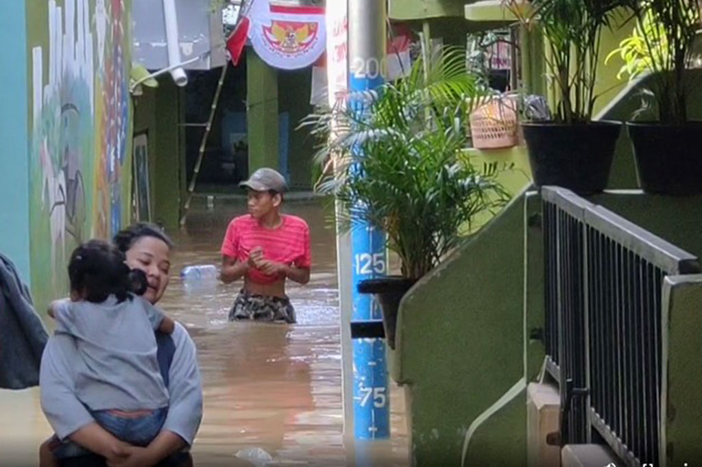 Air Kali Ciliwung Meluap Kebon Pala Banjir Semeter