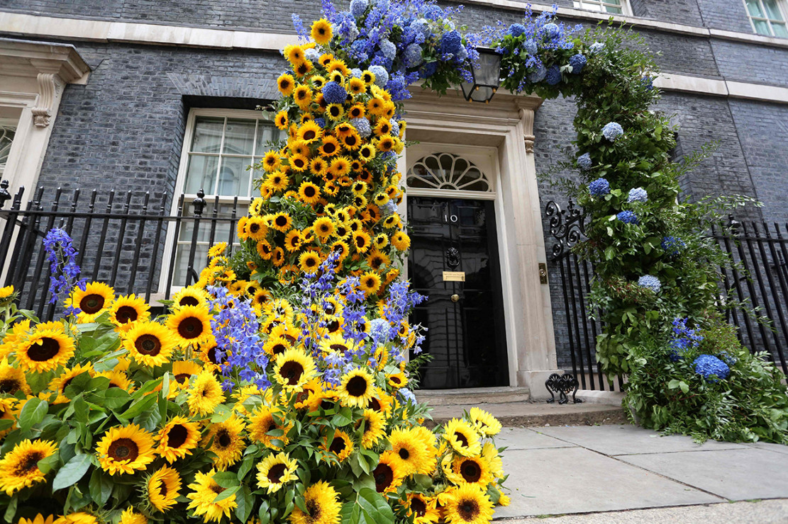 Kediaman Resmi PM Inggris Dihias Bunga Warna Kuning-Biru