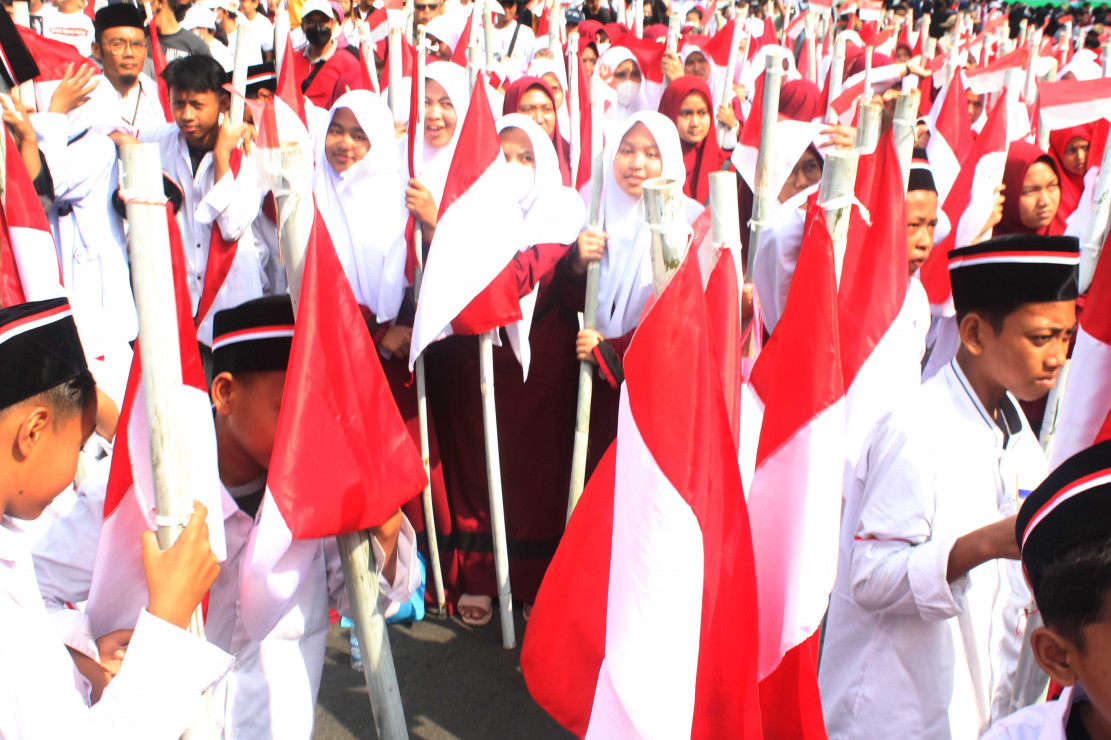 Foto: Semarak Kirab Merah Putih, Warga Bentangkan Bendera Sepanjang 1.700 M - Medcom.id