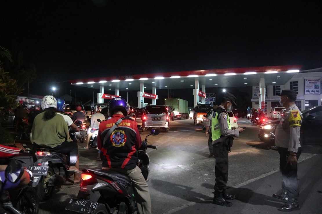 Foto Terpopuler: Jokowi Serahkan NIB di Papua hingga Antrean Kendaraan Isi