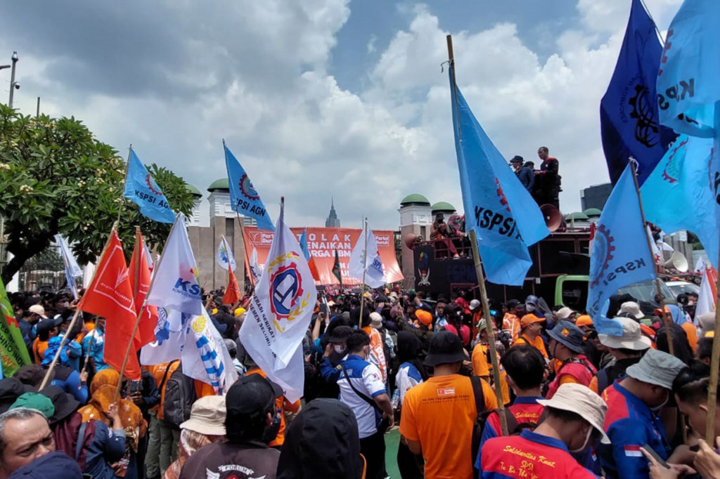 Buruh dan Mahasiswa Demo Tolak Kenaikan BBM di Gedung DPR