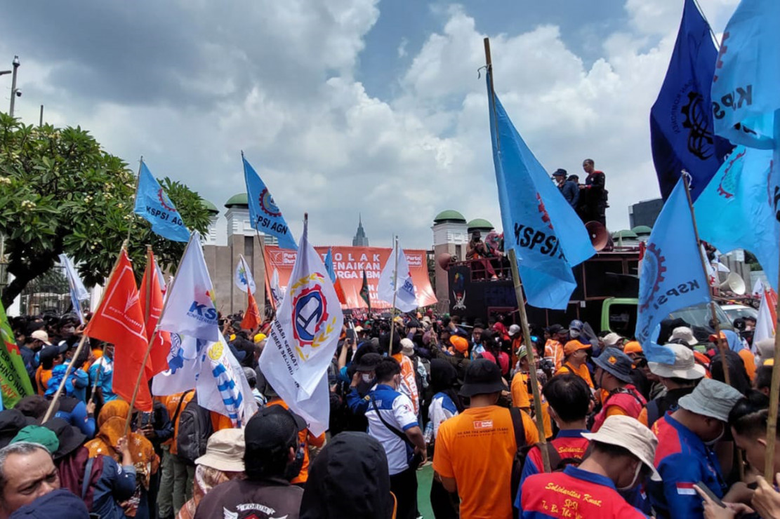 Buruh dan Mahasiswa Demo Tolak Kenaikan BBM di Gedung DPR - Medcom.id