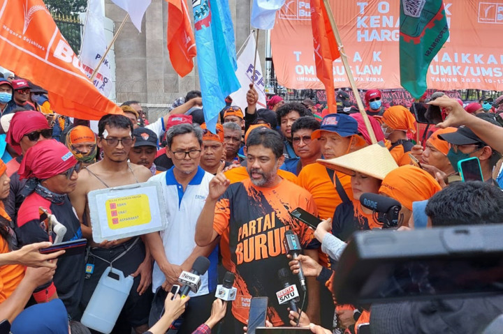 Buruh dan Mahasiswa Demo Tolak Kenaikan BBM di Gedung DPR