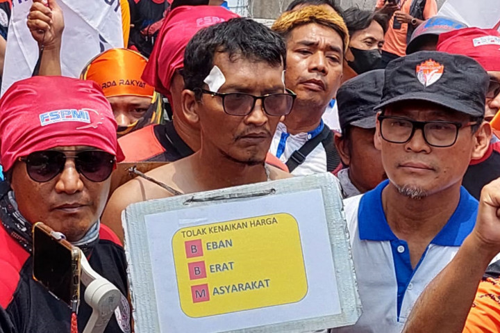 Buruh dan Mahasiswa Demo Tolak Kenaikan BBM di Gedung DPR