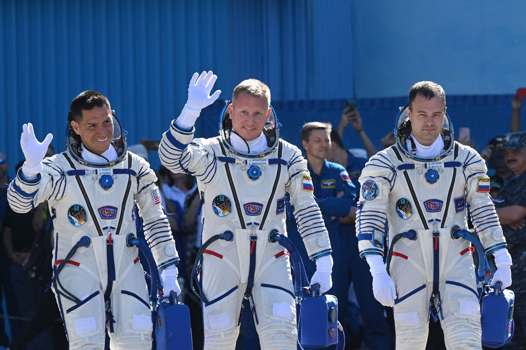 Astronaut AS dan Kosmonaut Rusia Meluncur ke ISS saat Perang Berkecamuk di