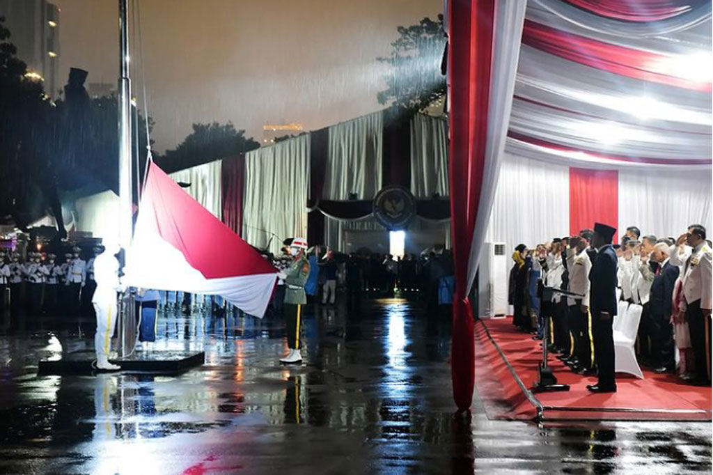 Momen Jokowi Pimpin Upacara Parade Senja Kemenhan