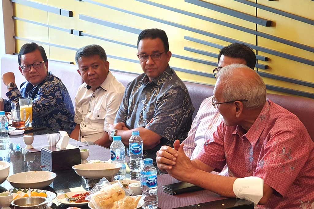 Momen Anies Makan Siang Bareng Tim Kecil Koalisi Perubahan Momen Anies Makan Siang Bareng Tim Kecil Koalisi Perubahan