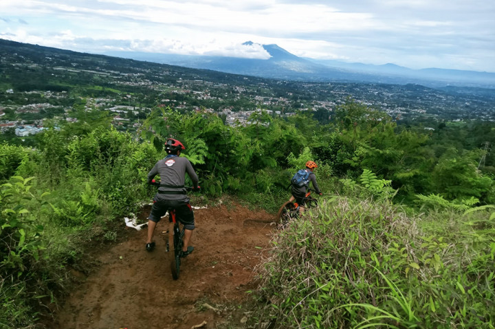 Mencoba Track Menantang di KTH Bike Park Puncak Bogor