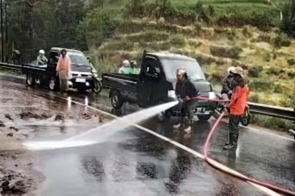 Longsor Tutup Sebagian Jalan Raya Dieng Wonosobo
