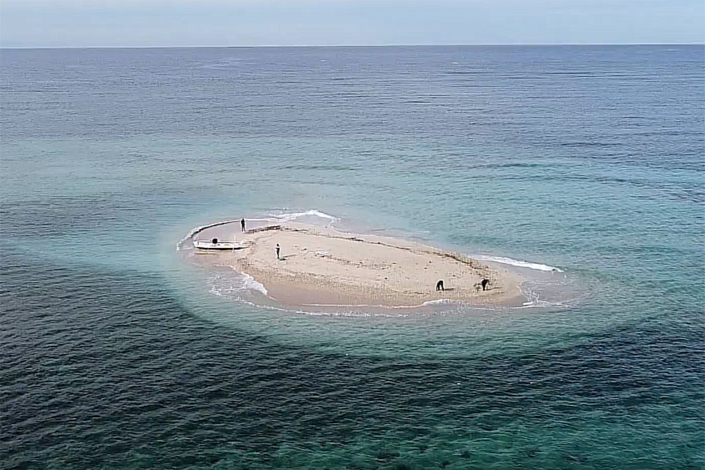 Heboh! Pulau Baru Muncul di Tengah Laut Polman