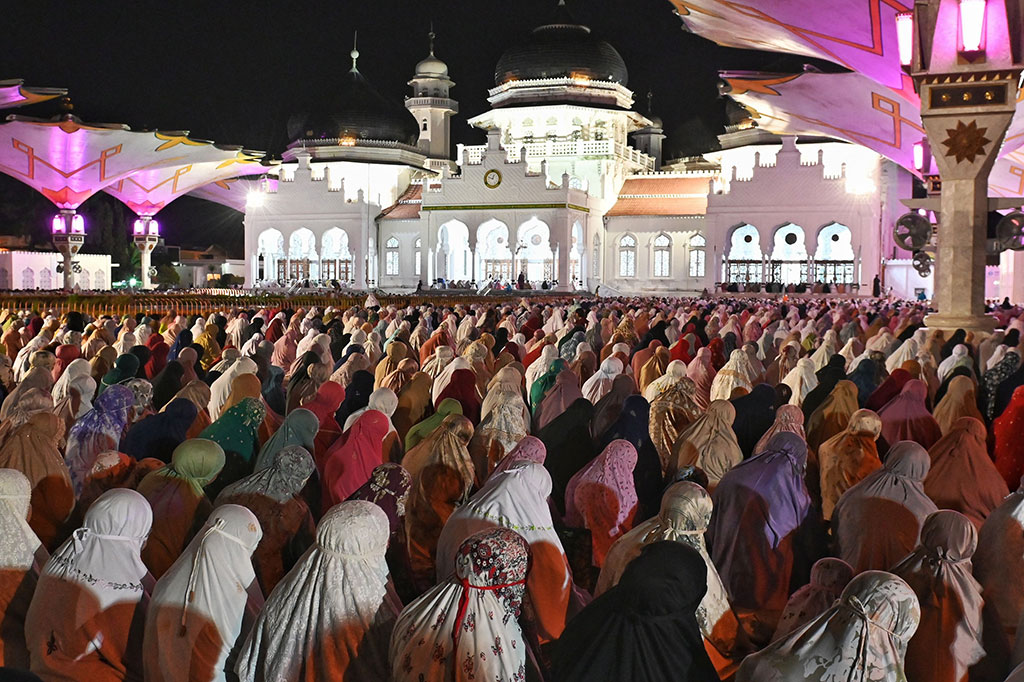 Suasana Salat Tarawih Pertama di Masjid Baiturrahman Aceh
