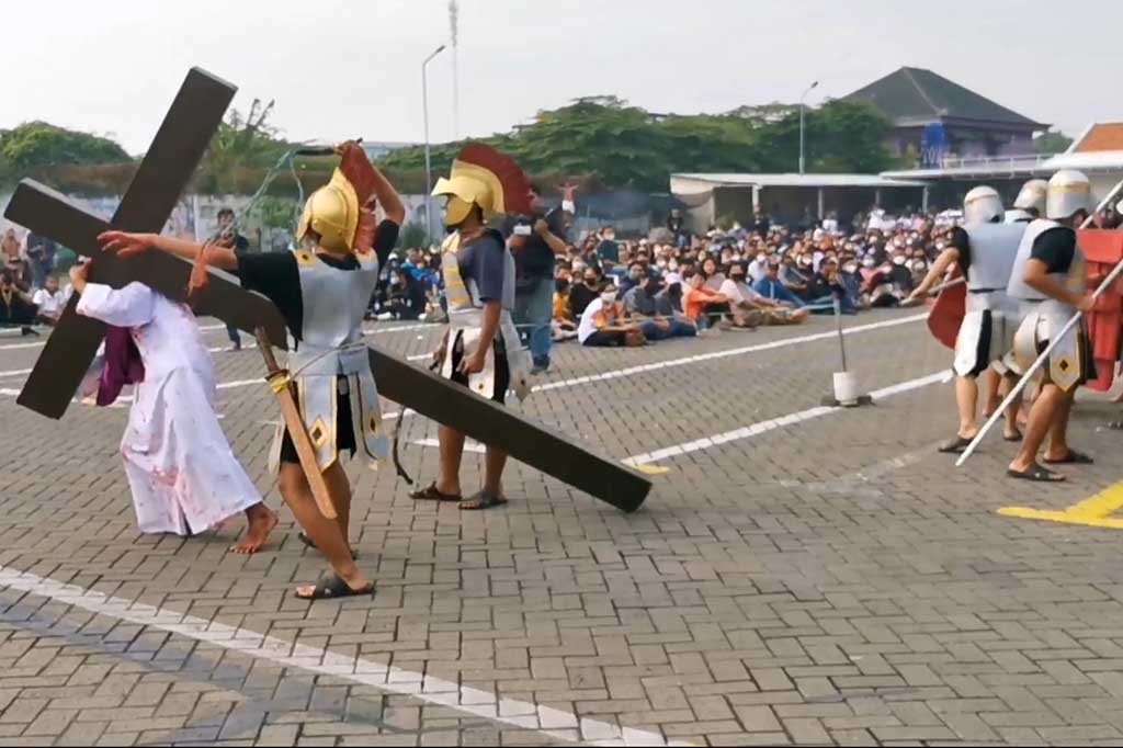 Melihat Prosesi Visualisasi Jalan Salib