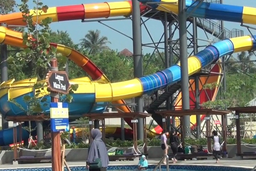 Roller Coaster Air Terbesar di Asia Tenggara Dipadati Ribuan Wisatawan