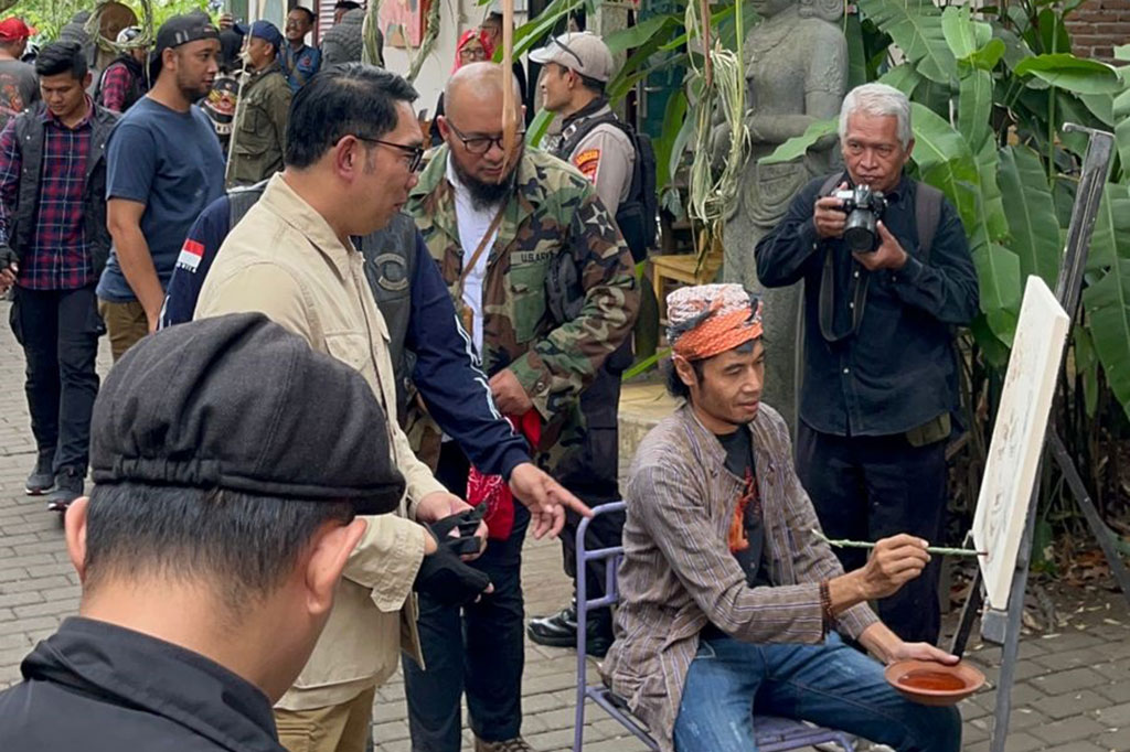 Ridwan Kamil Kagumi Lukisan dari Bahan Empon-empon