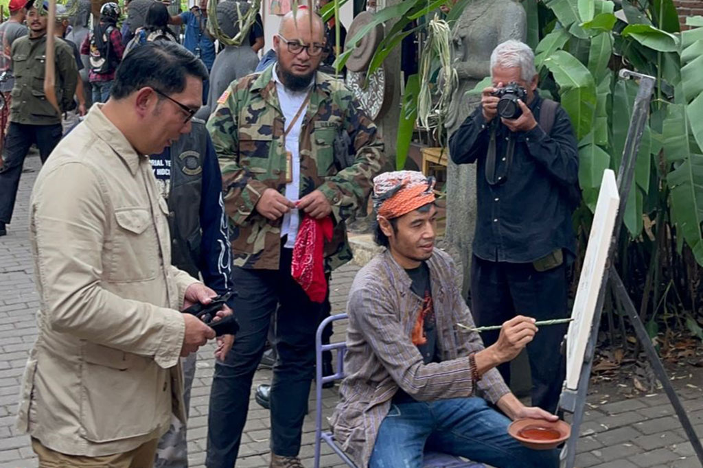 Ridwan Kamil Kagumi Lukisan dari Bahan Empon-empon