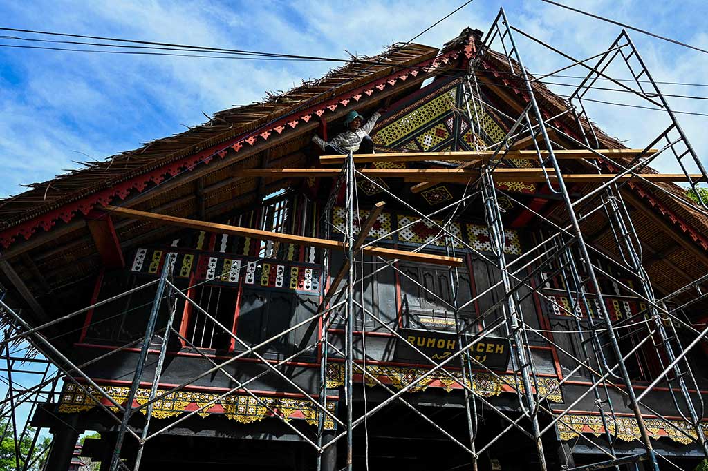 Melihat Pemugaran Anjungan Rumoh Aceh yang Rusak Dimakan Usia