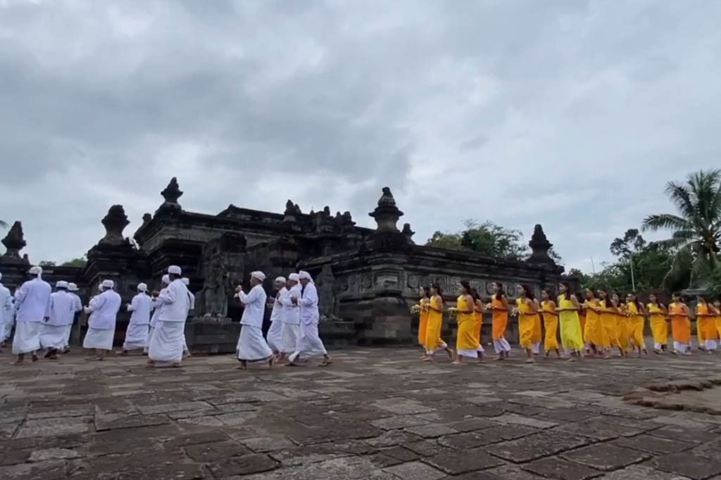 Ribuan Umat Hindu Gelar Ritual Ruwatan Bangsa di Candi Penataran