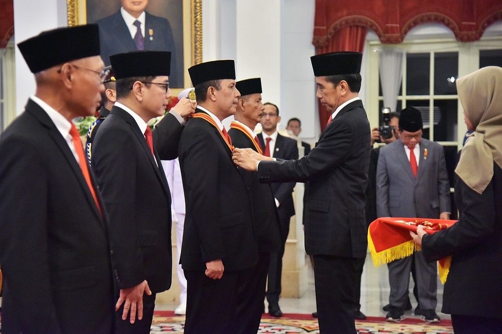 Presiden Anugerahkan Tanda Kehormatan ke Iriana Jokowi dan Tokoh Lain
