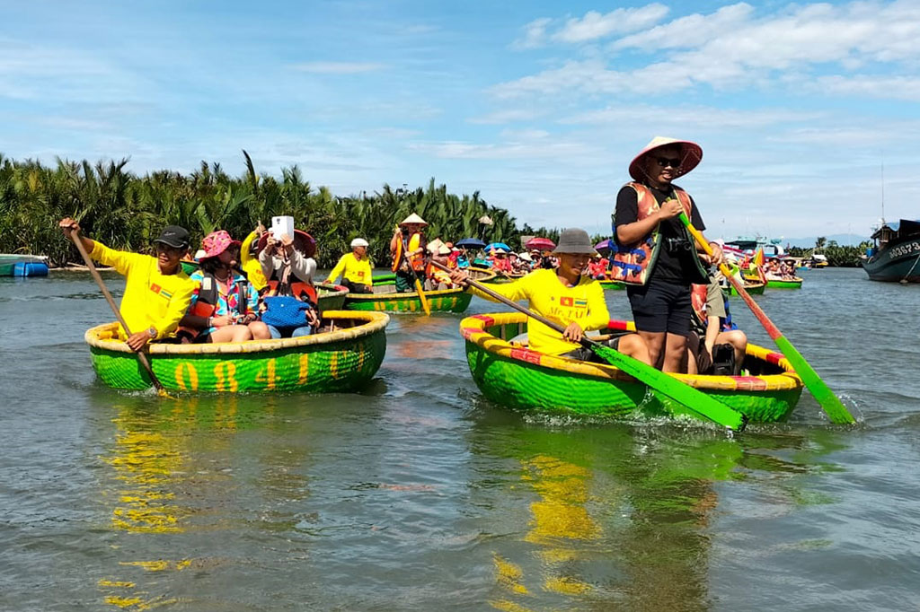 Serunya Naik Perahu Berputar di Coconut Tour Hoi An