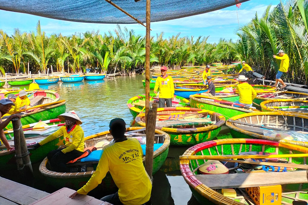 Serunya Naik Perahu Berputar di Coconut Tour Hoi An