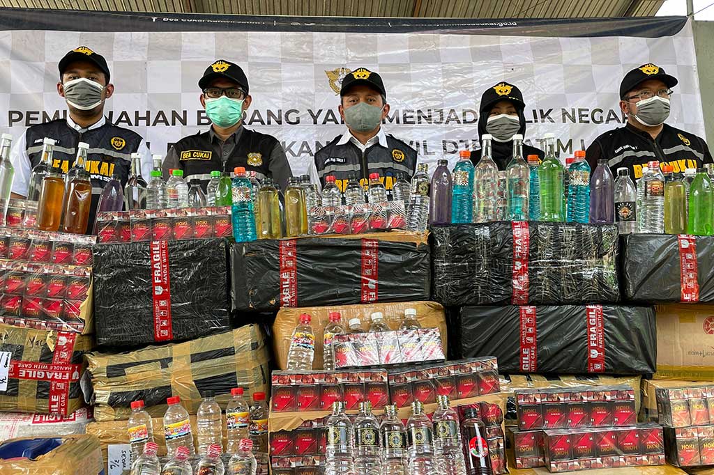 Jutaan Batang Rokok dan Ribuan Liter Miras Ilegal Dimusnahkan Bea Cukai