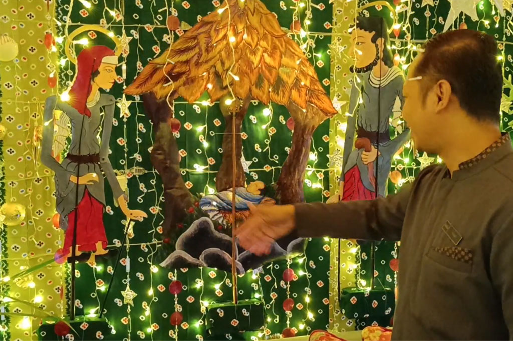 Pohon Natal Ini Terbuat dari Kain Batik Jumputan