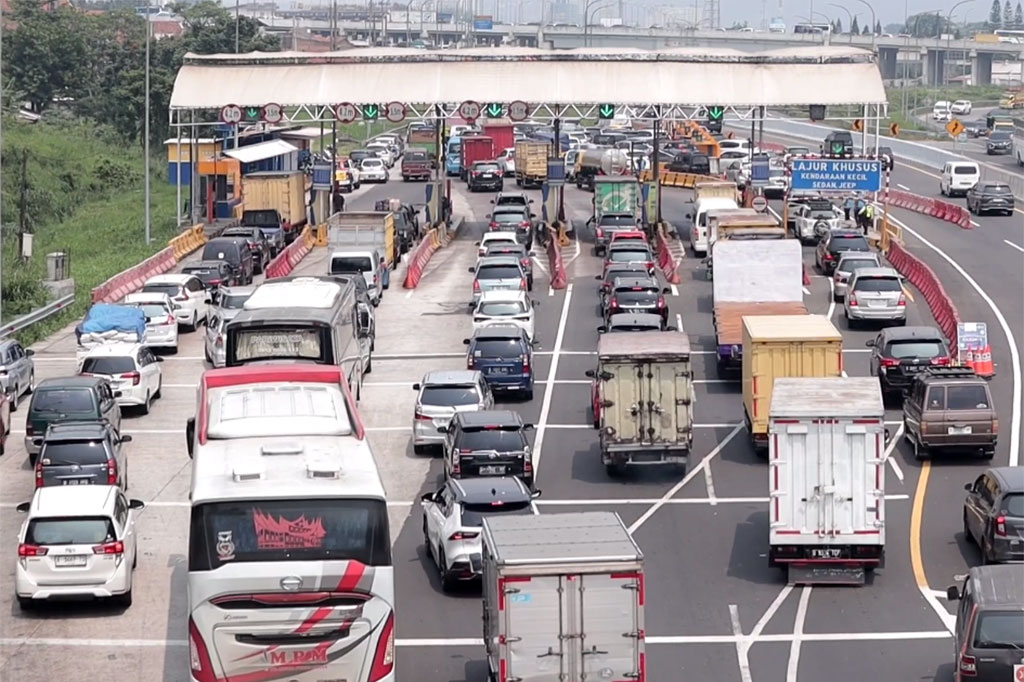 Kemacetan Panjang di Gerbang Tol Cileunyi menuju Jalur Selatan Nagreg