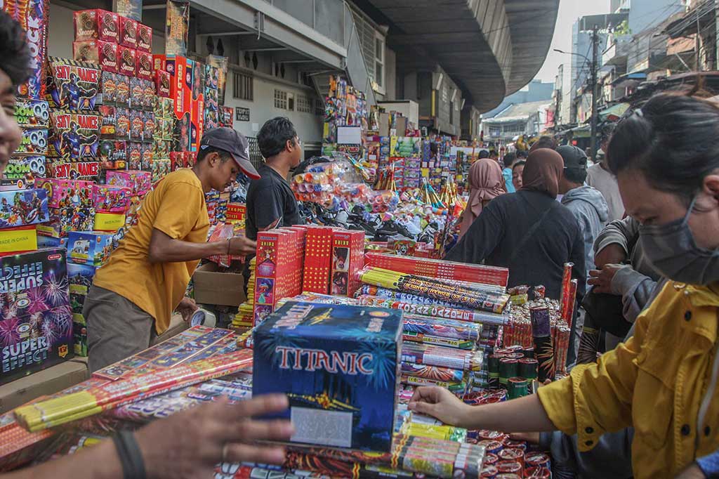 Warga Serbu Pasar Asemka untuk Beli Kembang Api