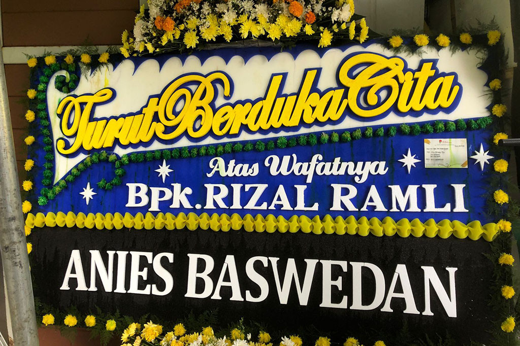 Sederet Karangan Bunga di Rumah Duka Rizal Ramli