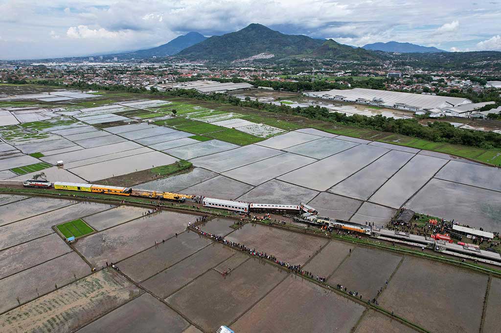 Potret Evakuasi Korban Tabrakan Dua Kereta Api di Bandung