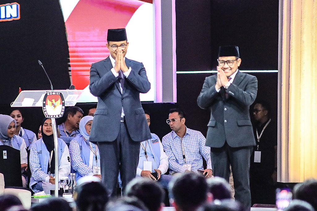 Debat Terakhir, AMIN Pakai Setelan Jas dan Peci Hitam