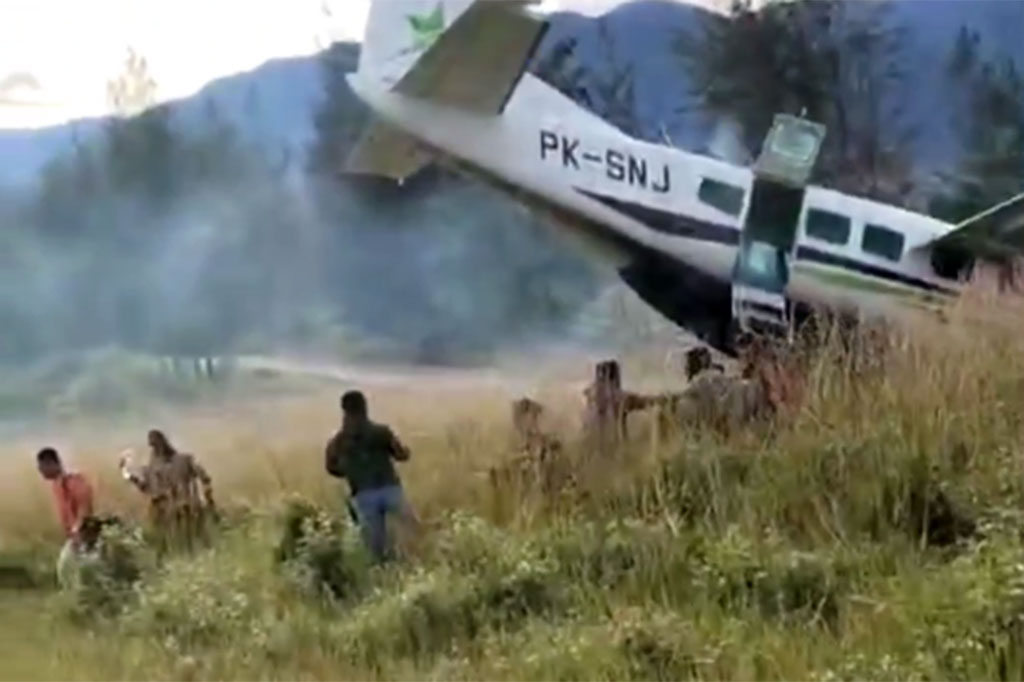 Pesawat dengan 12 Penumpang Tergelincir di Kabupaten Puncak