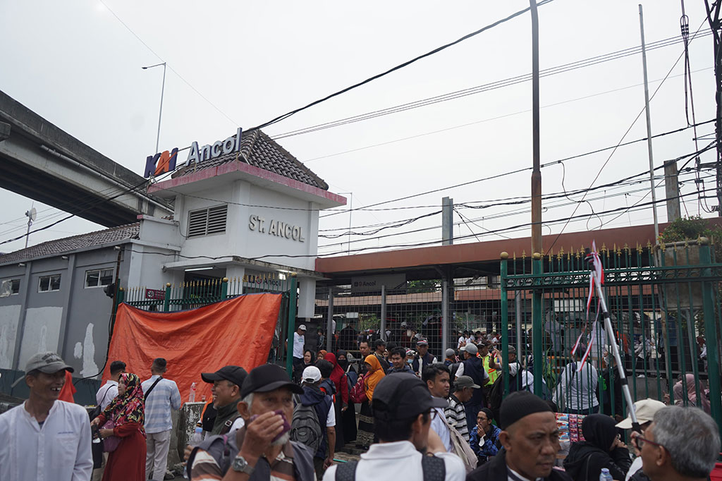 Hadiri Kampanye Akbar AMIN, Massa Penuhi Stasiun Ancol