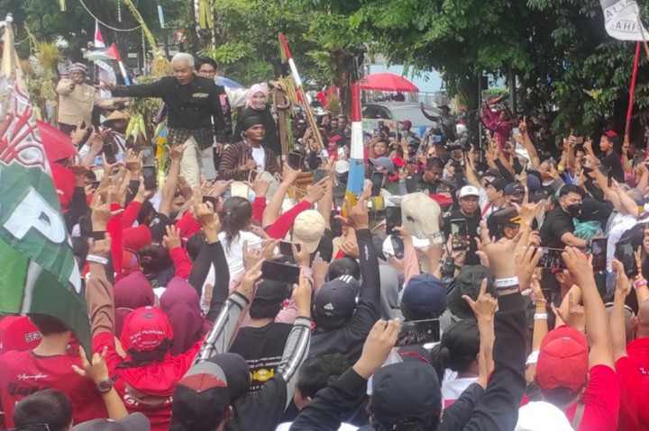 Kampanye Terakhir di Solo, Ganjar Diarak dengan Gerobak Sapi