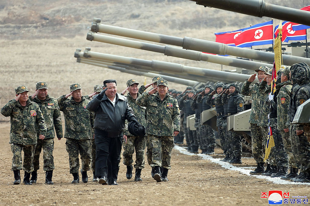 Potret Kim Jong Un Kendarai Tank Tempur Baru