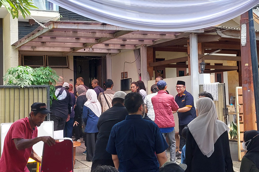 Suasana Rumah Duka Vokalis Sore Ade Paloh Suasana Rumah Duka Vokalis Sore Ade Paloh