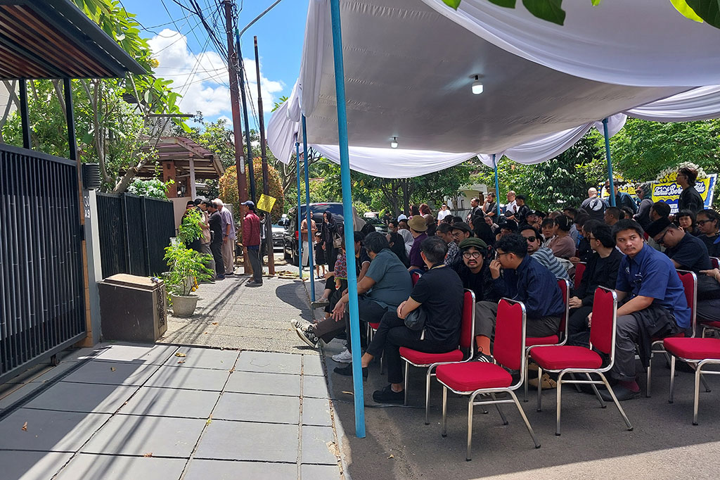 Suasana Rumah Duka Vokalis Sore Ade Paloh Suasana Rumah Duka Vokalis Sore Ade Paloh